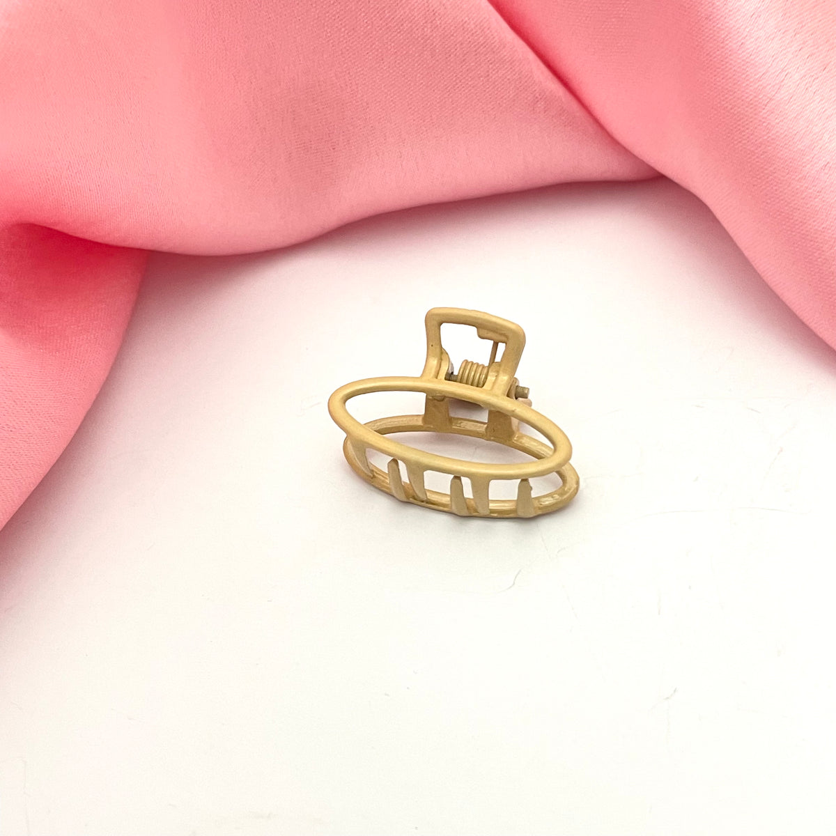 Oralia Cream Colour Oval Shaped Metal Hair Clutcher– Oralia India