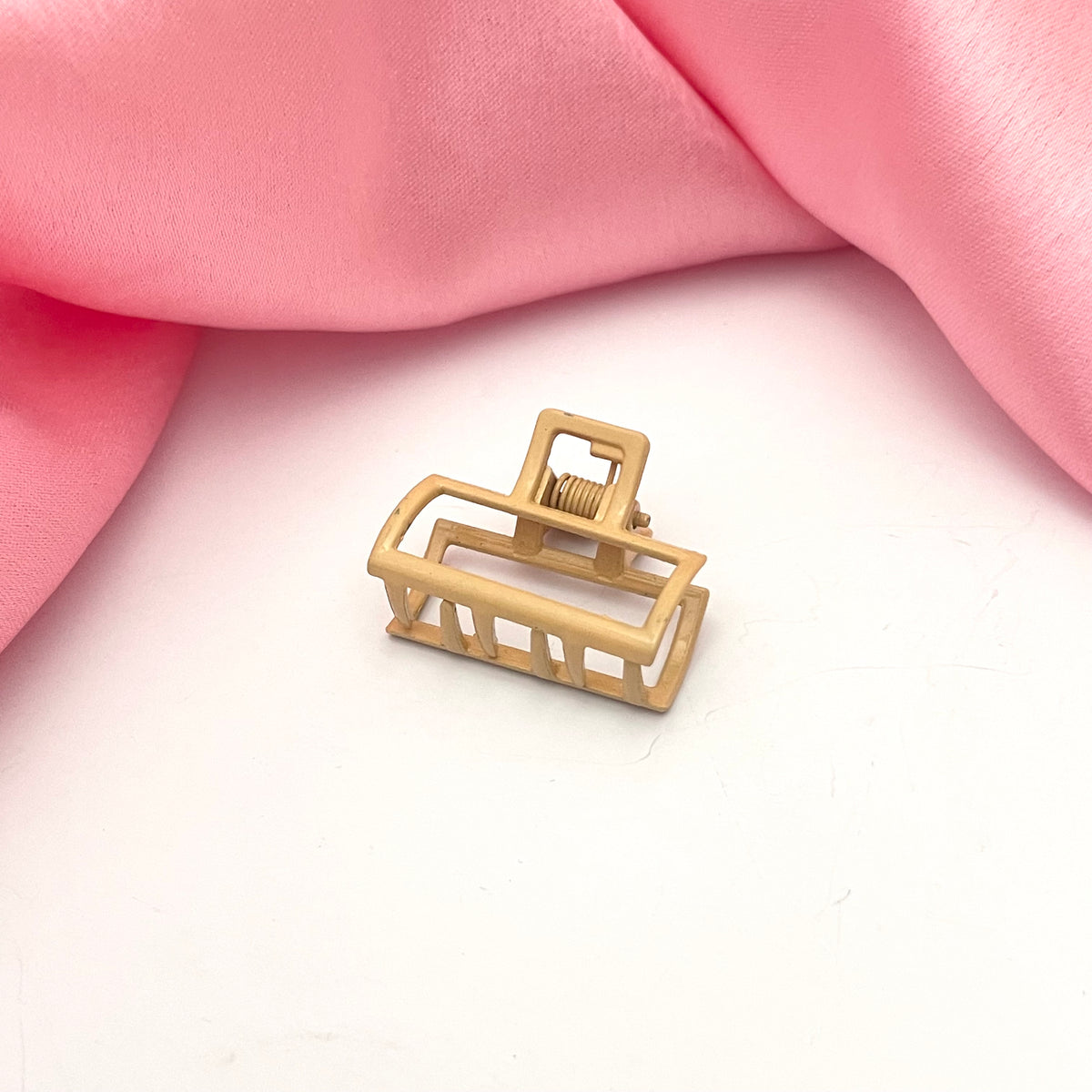 Oralia Cream Colour Rectangle Shaped Metal Hair Clutcher– Oralia India