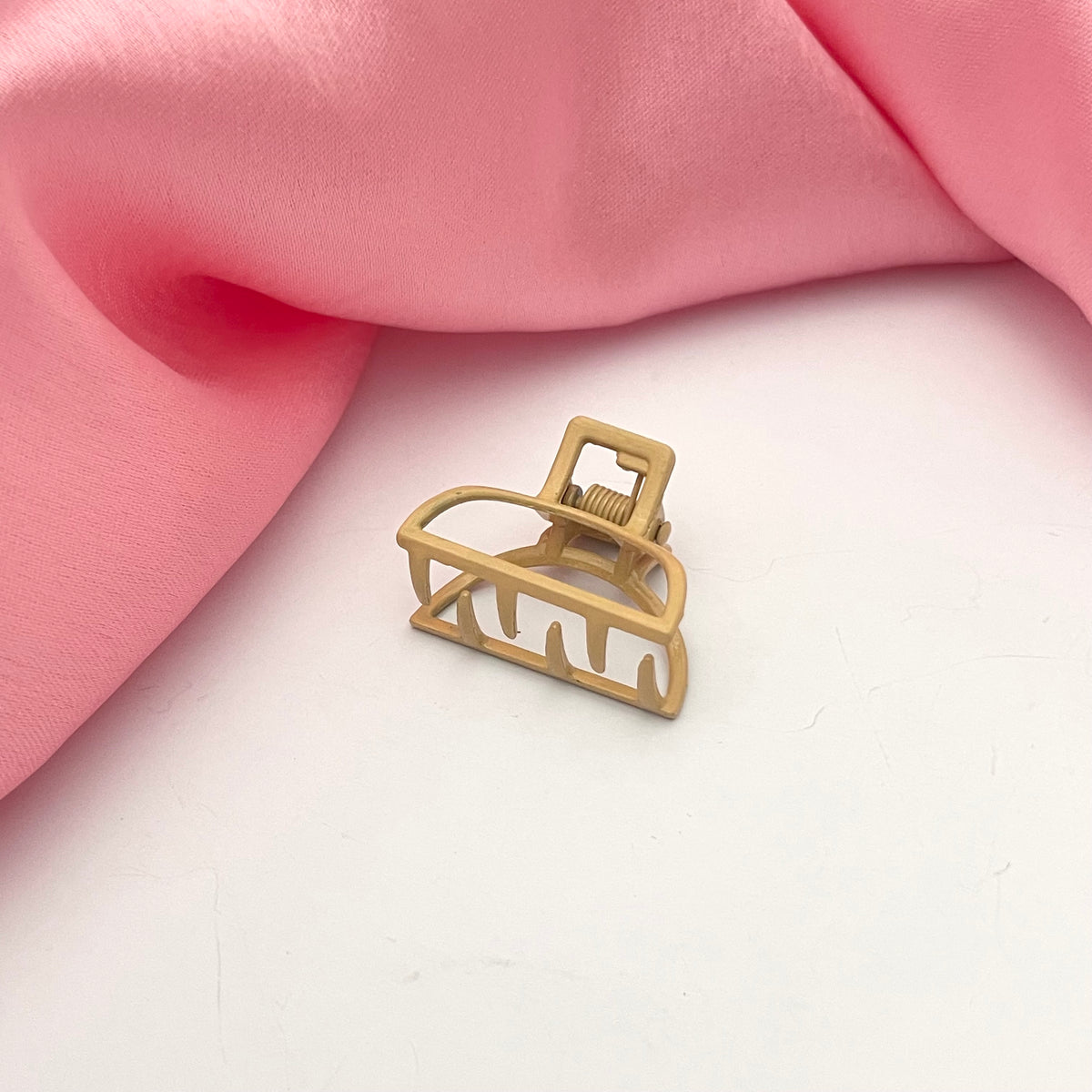 Oralia Cream Colour Semicircle Shaped Metal Hair Clutcher– Oralia India