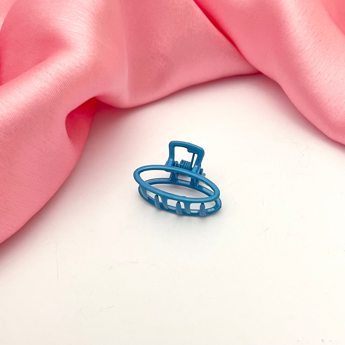 Oralia Blu Oval Shaped Mini Metal Hair Clutcher– Oralia India